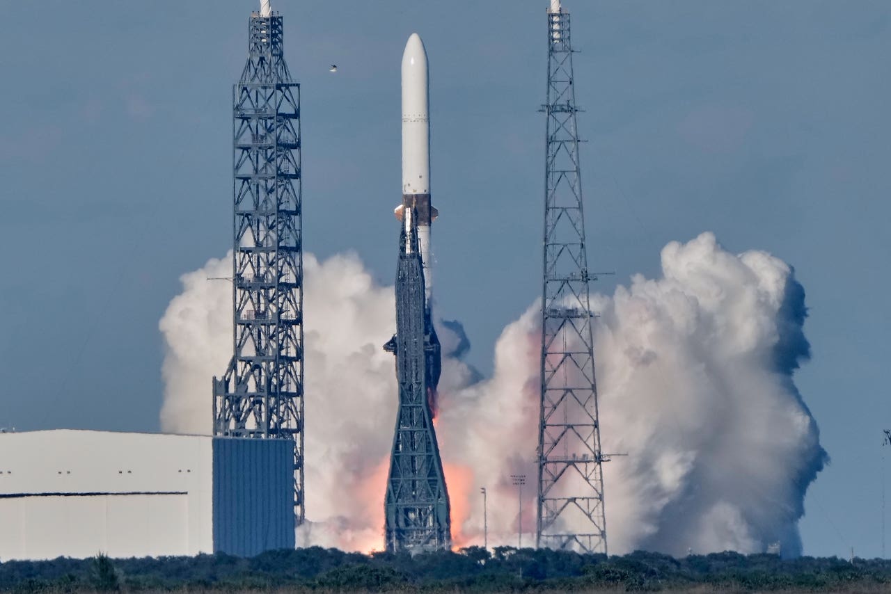Blue Origin launches huge rocket carrying twin Nasa spacecraft to Mars ...