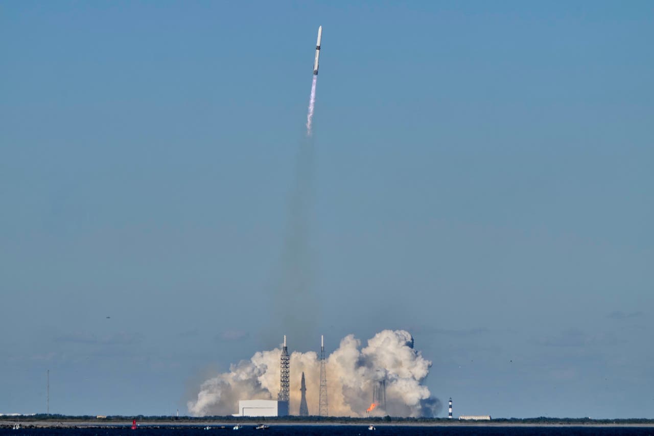 Blue Origin launches huge rocket carrying twin Nasa spacecraft to Mars ...