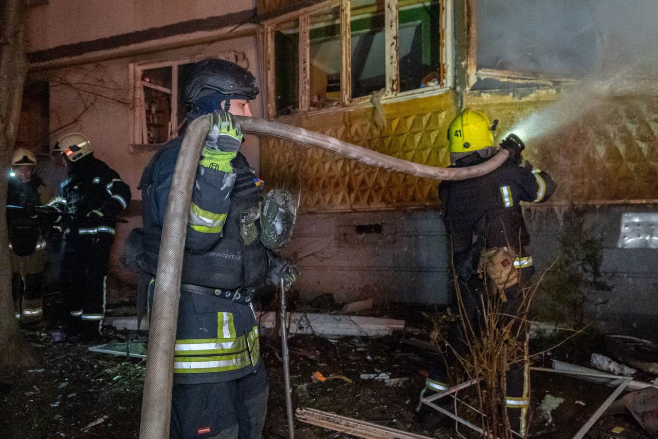 Russian barrage kills 10 in Ukraine as Zelensky heads for talks in ...