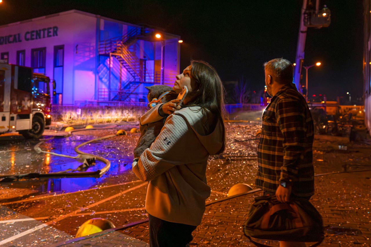 Russia launches deadly attacks on Kyiv despite holding peace talks with ...