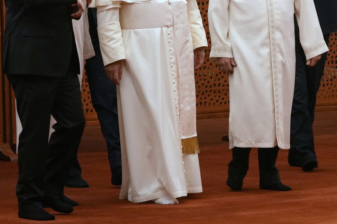 Pope visits famous Blue Mosque in Turkey as he focuses on unifying ...