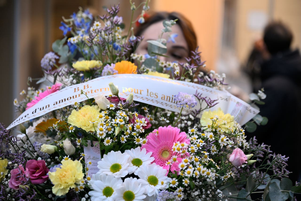 France bids adieu to Brigitte Bardot with funeral and public homage ...
