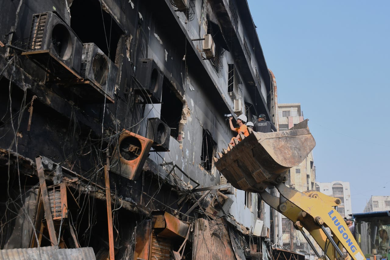 Karachi shopping plaza fire death toll rises to 11 with dozens more ...