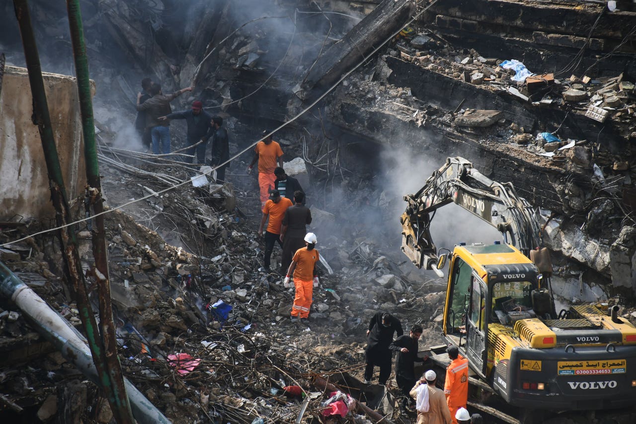 Death toll in Pakistan shopping centre fire rises to 67 | St Helens Star