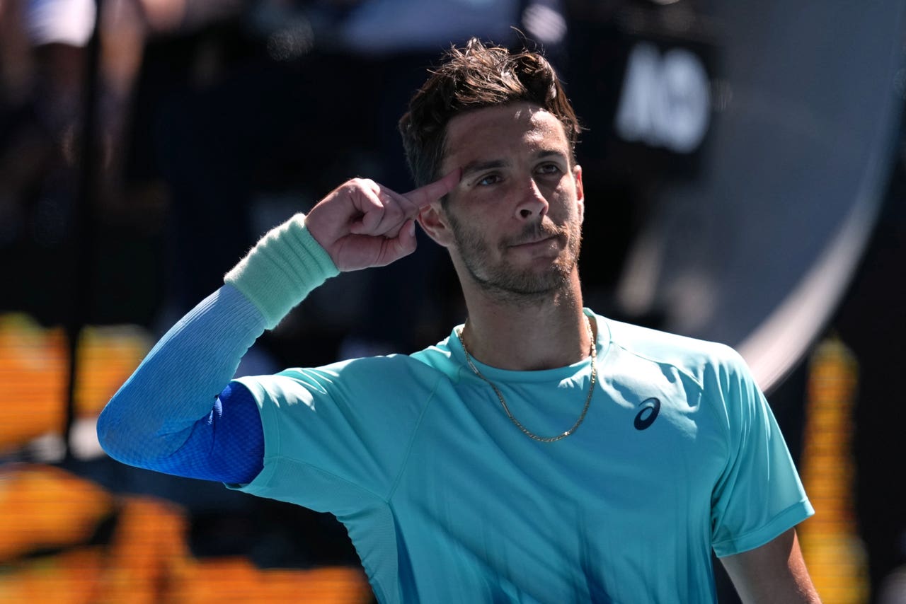 Jannik Sinner eases past Luciano Darderi to reach Australian Open ...