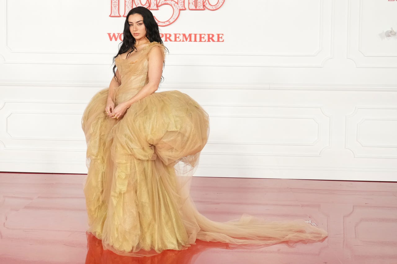 Margot Robbie wears Elizabeth Taylor’s necklace to Wuthering Heights ...