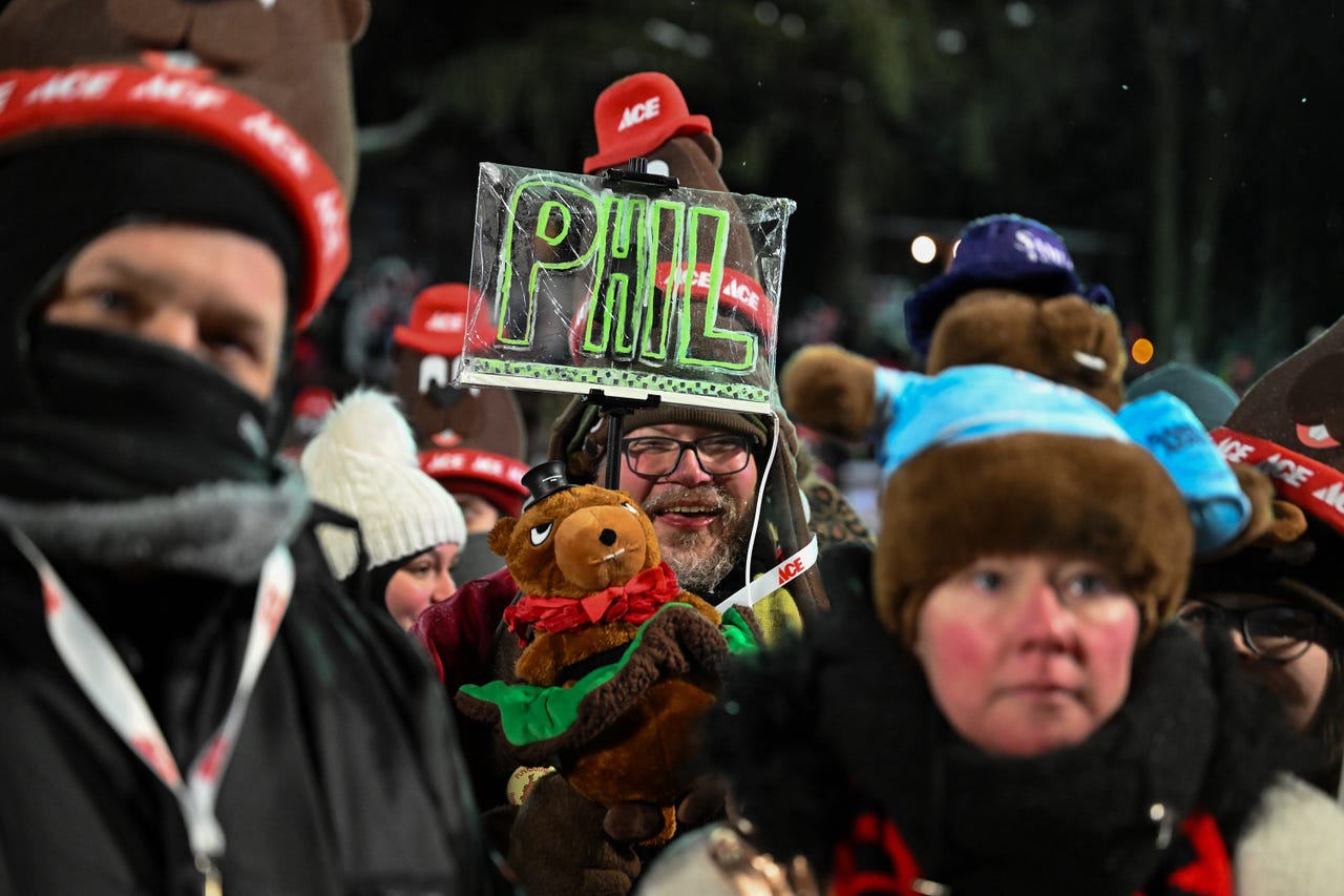 Crowds gather to see Punxsutawney Phil predict the weather on Groundhog ...