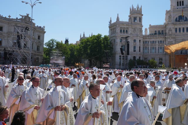 1m flood Madrid’s streets to watch Pope’s procession along flower ...