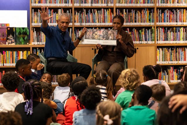 Barack and Michelle Obama surprise first visitors to new presidential ...